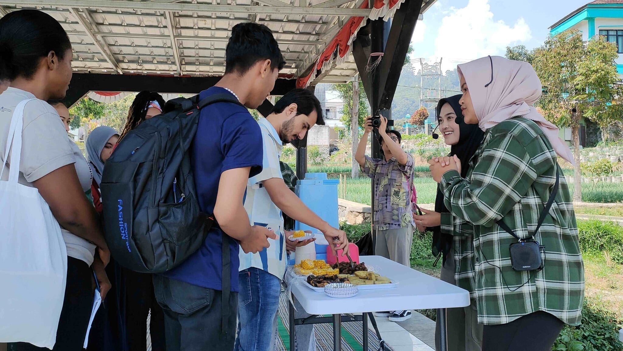Mahasiswa BIPA Tel-U Berkunjung ke Desa Wisata Alamendah Ciwidey